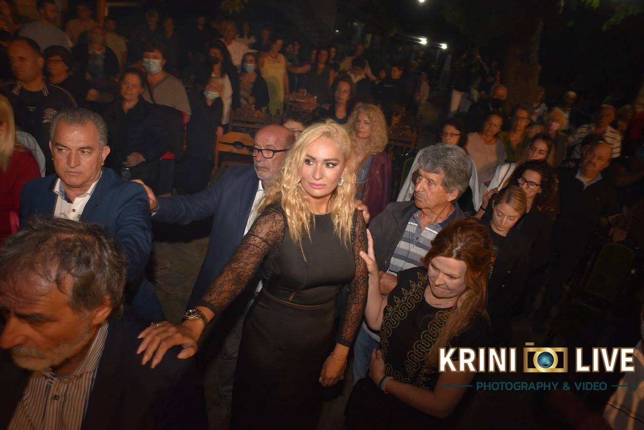 Ποια είναι αυτή η ξανθιά καλλονή;
