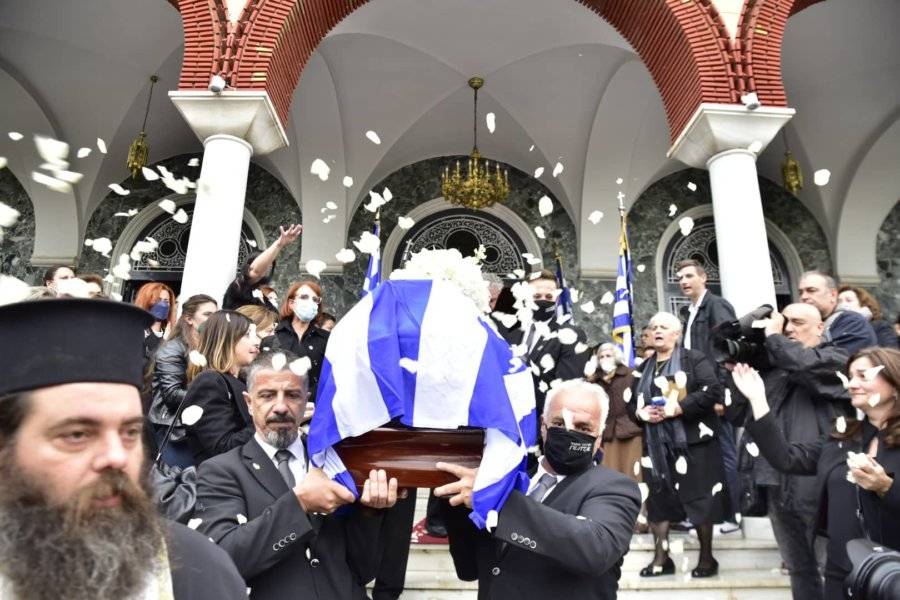 Με χειροκροτήματα και λουλούδια το “ύστατο χαίρε” στη Μαίρη Ράπτου