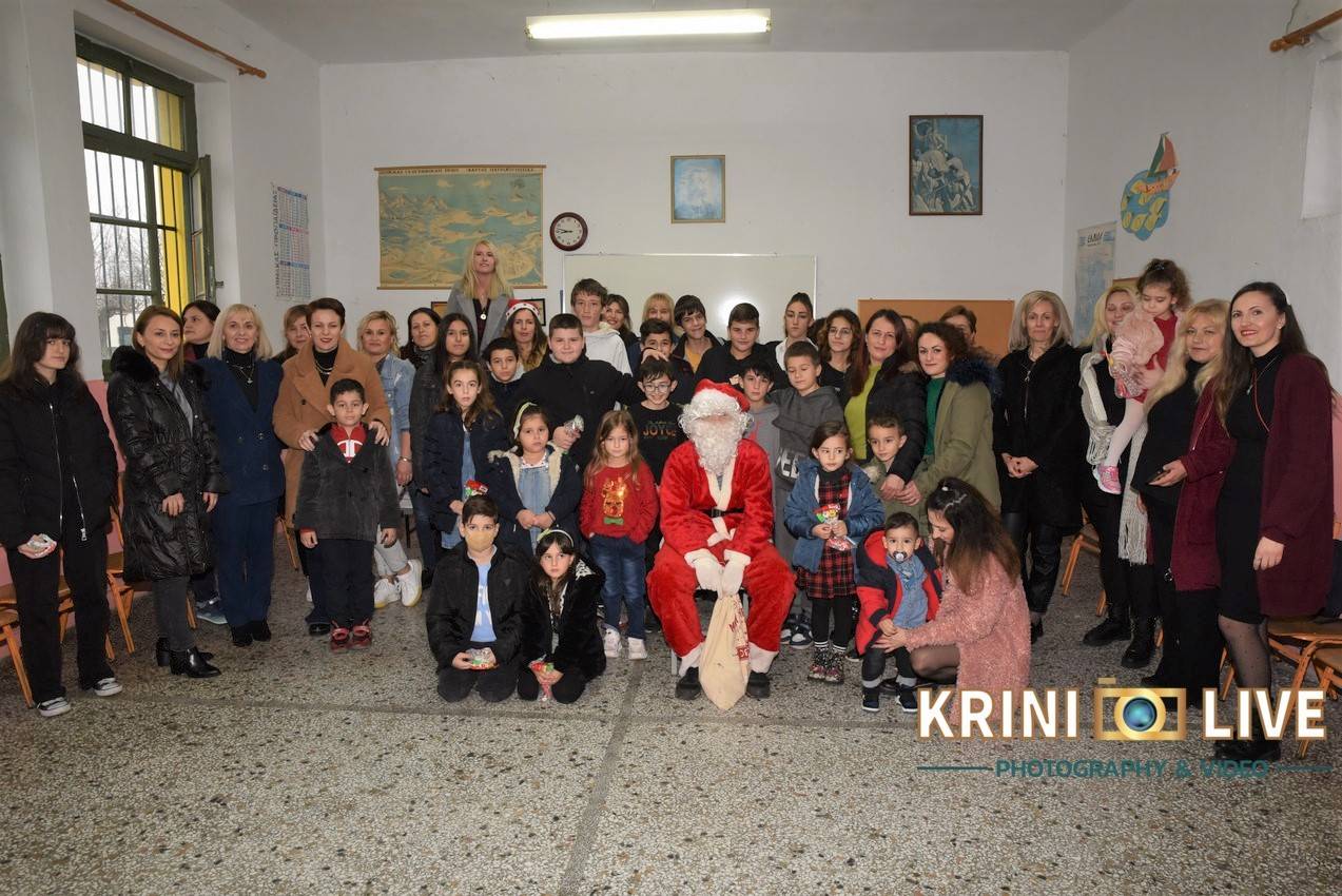 Ο Άη Βασίλης κατέβηκε στον Πετρόπορο και μοίρασε δώρα και χαρά στα ...