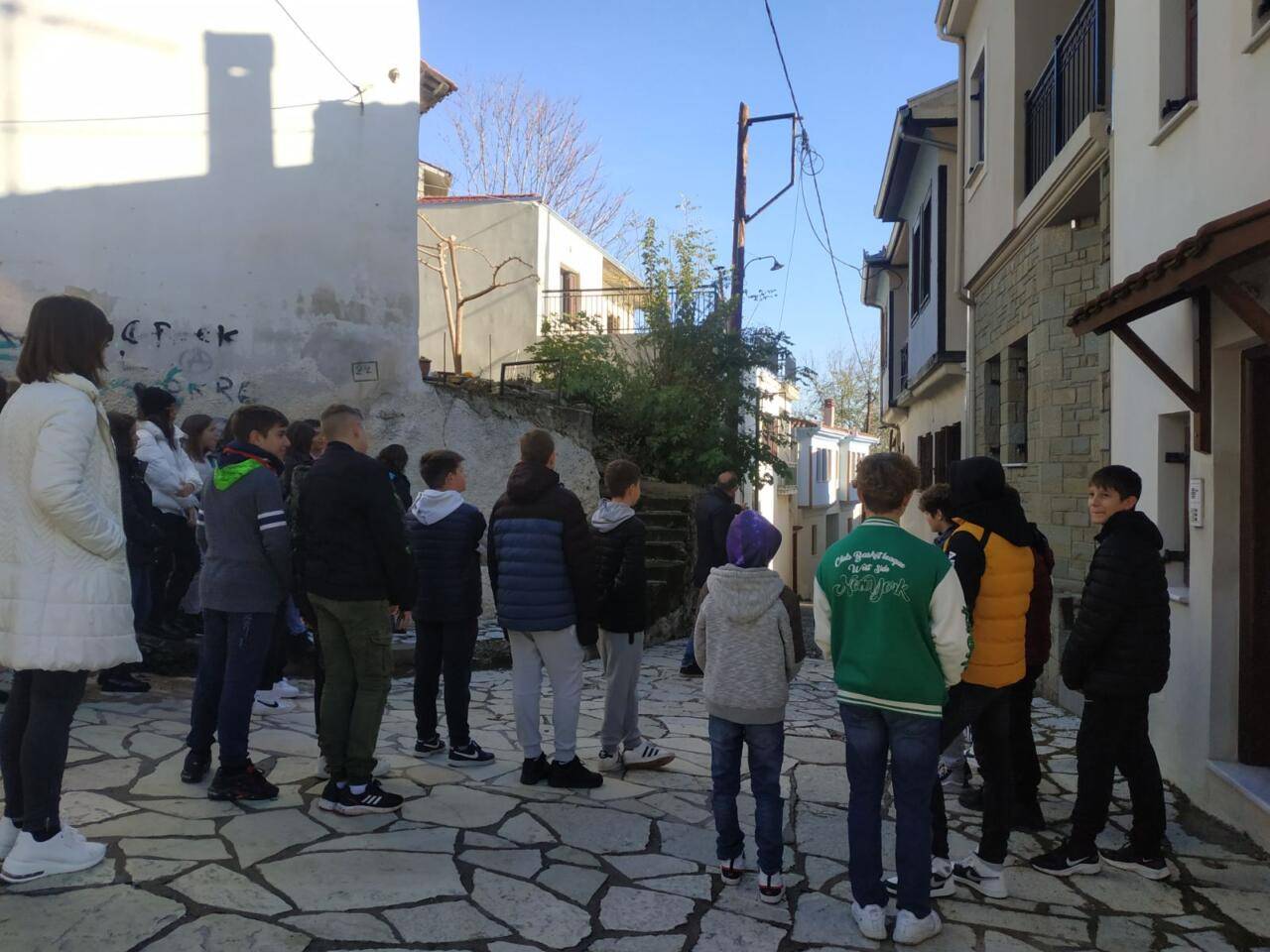 Στα γραφικά σοκάκια του Βαρουσίου περιηγήθηκαν οι μαθητές του Γυμνασίου ...