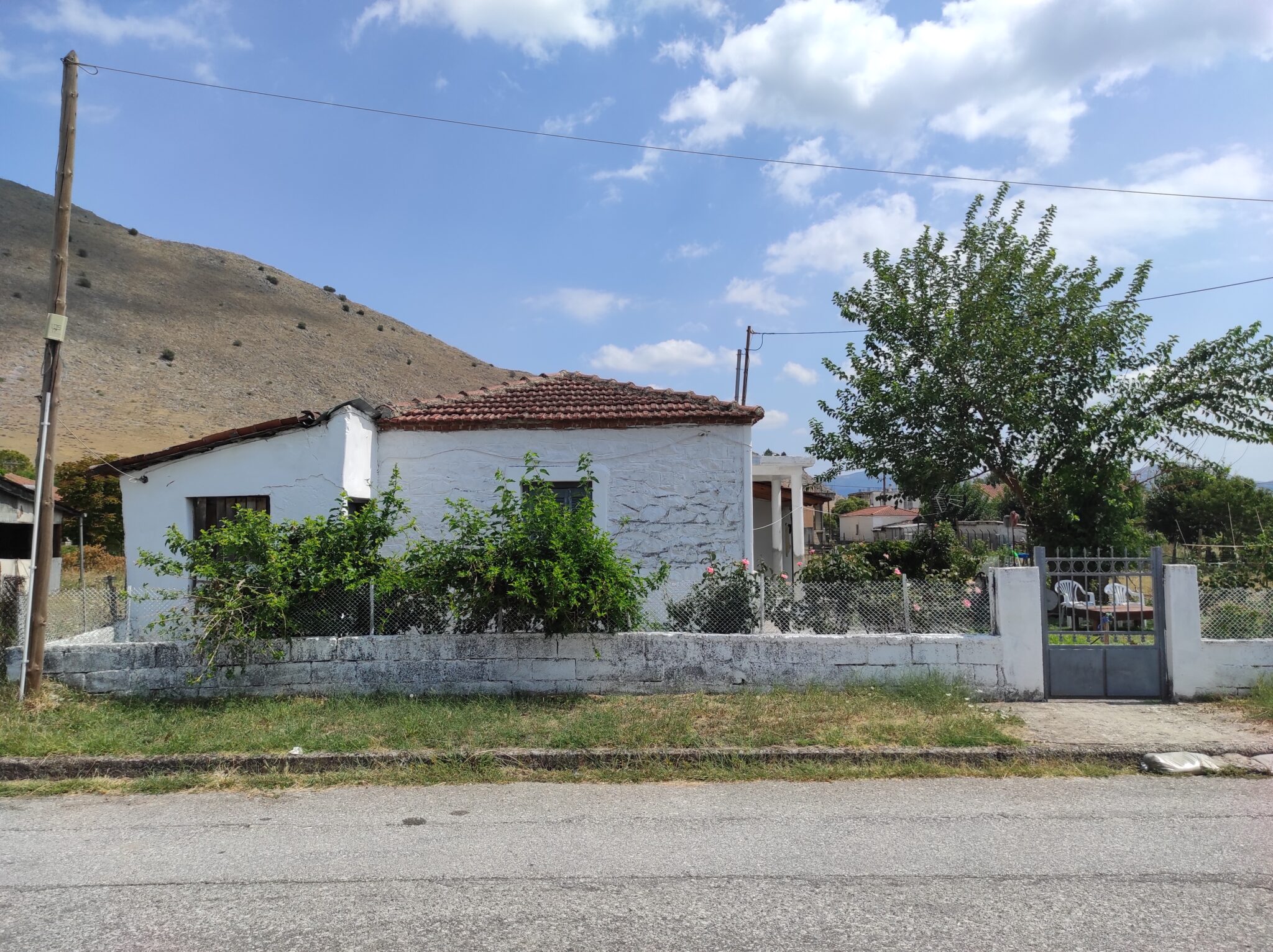Πωλείται μεγάλο οικόπεδο με παλιά πέτρινη κατοικία στη Φαρκαδόνα