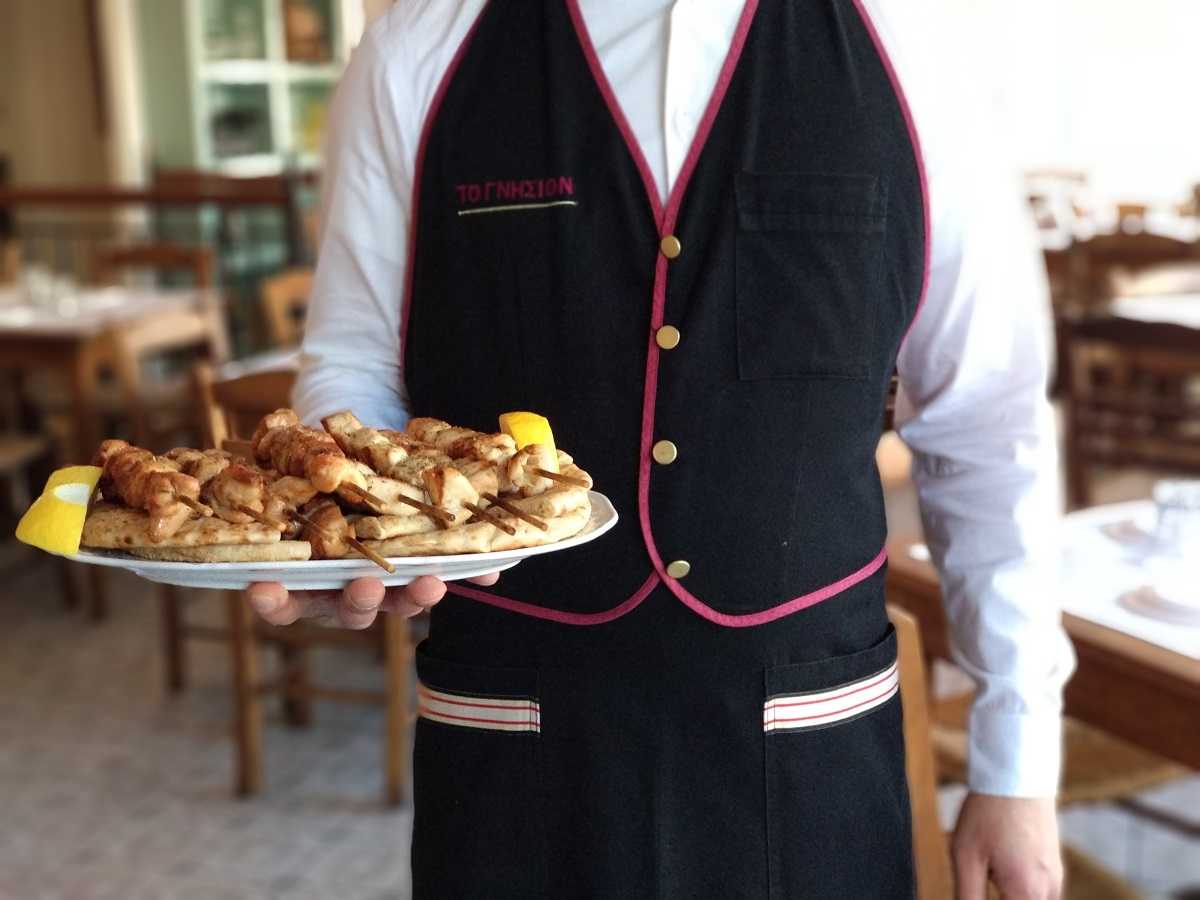 Ζητείται Σερβιτόρος για μόνιμη εργασία στην ταβέρνα "Ο ΠΑΡΑΞΕΝΟΣ" στο ...