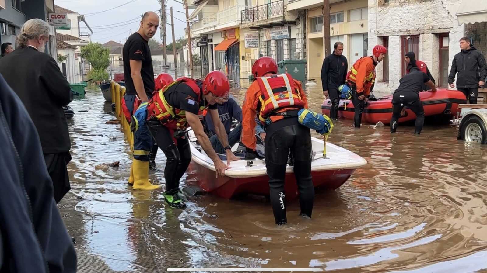 Μεγάλες προσπάθειες για τον απεγκλωβισμό του κόσμου στη Φαρκαδονα ...