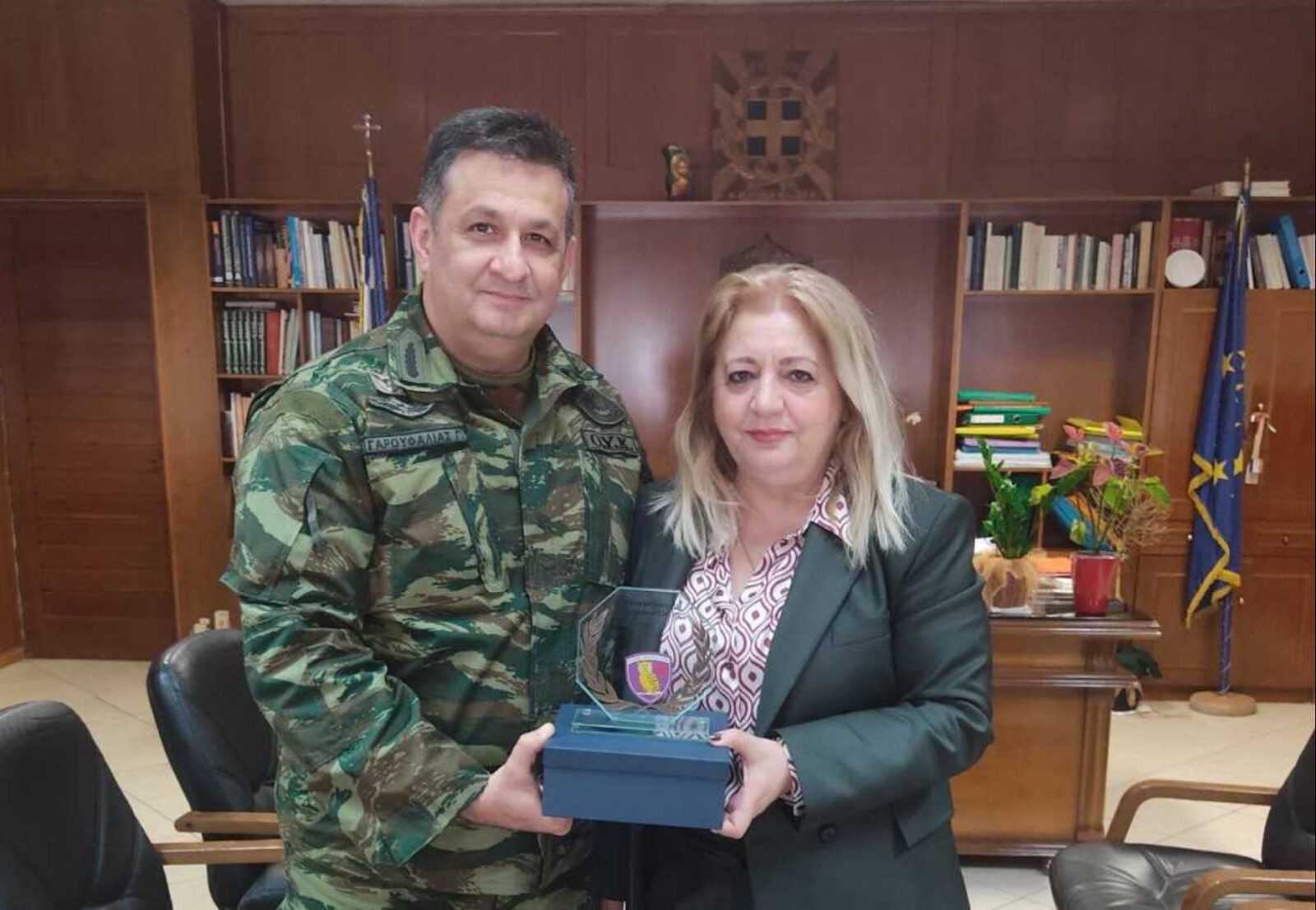 Η Αντιπεριφερειάρχης Π.Ε. Τρικάλων Χρύσα Ντιντή υποδέχθηκε στο γραφείο ...