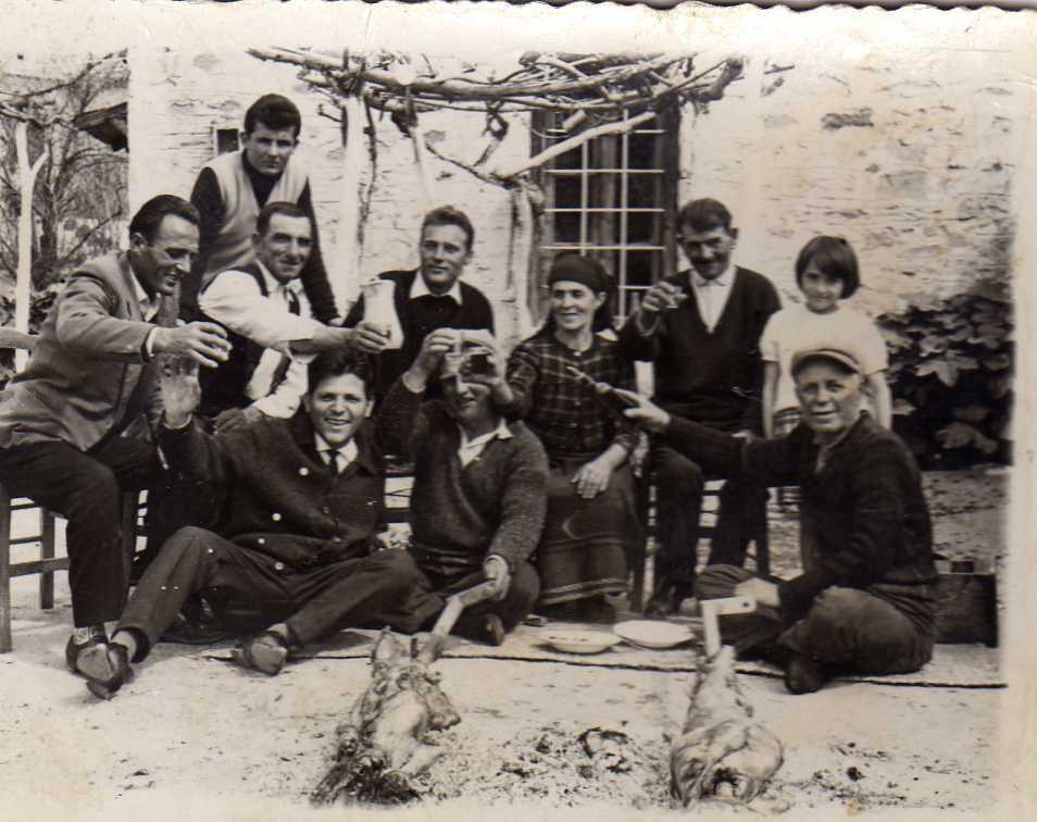 ΡΕΤΡΟ | Πάσχα στην Κρήνη τη δεκαετία του ’60 - Όταν το γλέντι ήταν ...