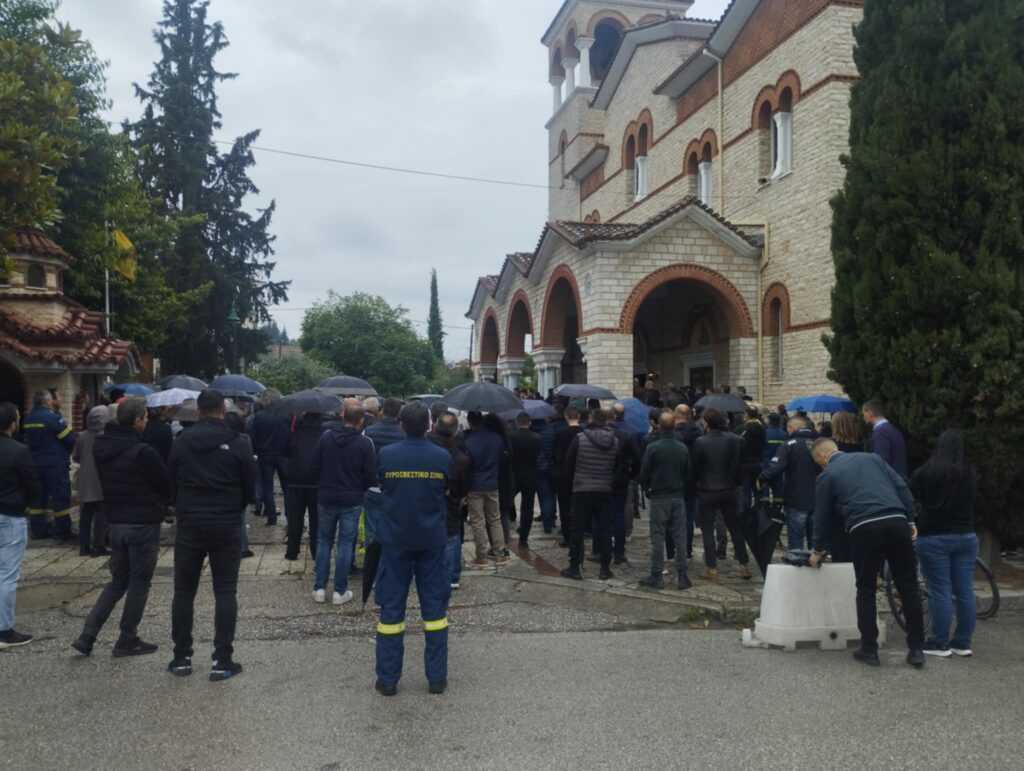 Ατελείωτος θρήνος στην κηδεία του 40χρονου Αθανάσιου Βαρσάμη στα Τρίκαλα