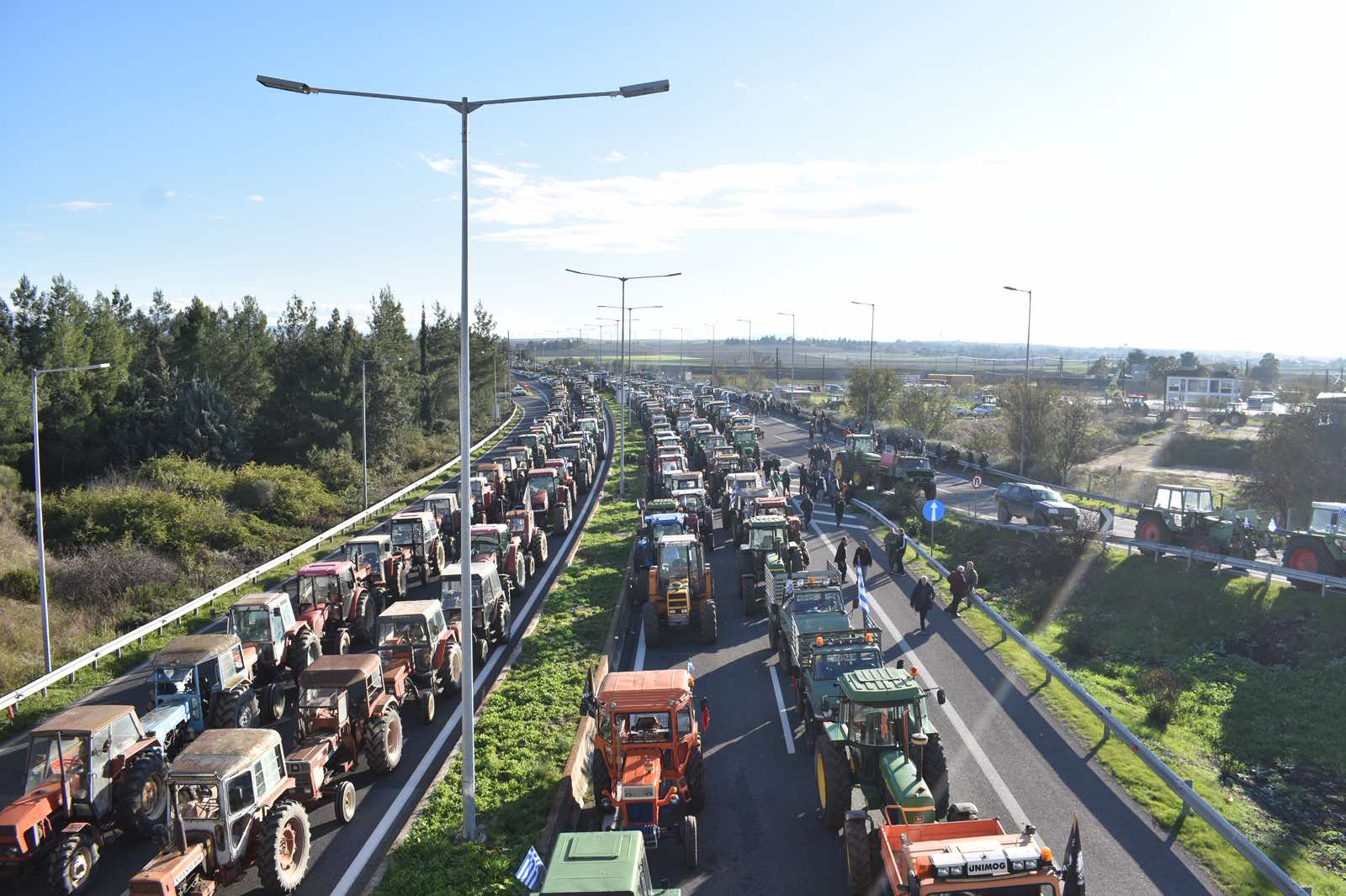 Τα επόμενα βήματα των αγροτών στο μπλόκο της Νίκαιας: Τα δύο «ακραία ...