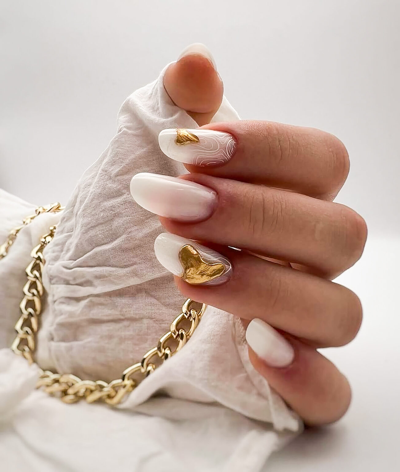 Gold almond nails: Το πιο κομψό μανικιούρ για τις γιορτές